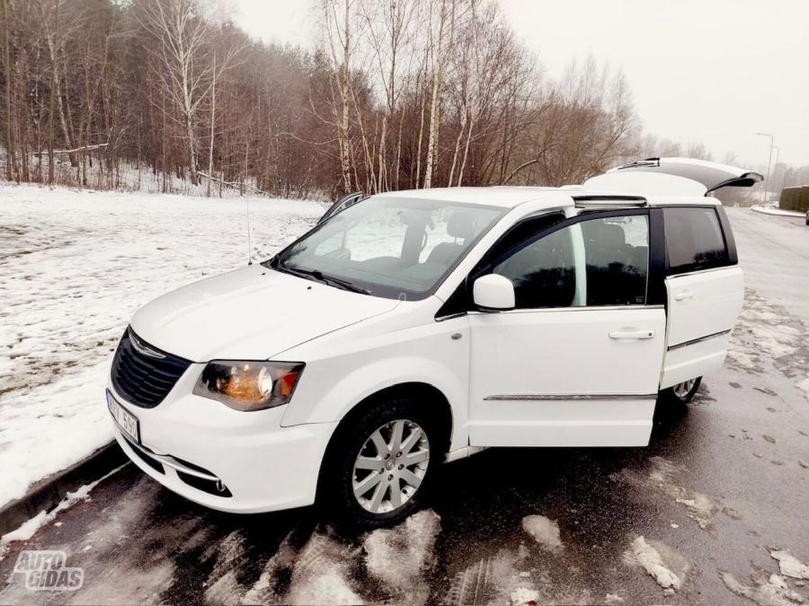 White Chrysler town-&-country 2015 in Vilnius, with an engine capacity of 3.60 L and mileage of 197 thousand km for 9200 €, photo 14 on AUTOMOTO.COM.LV