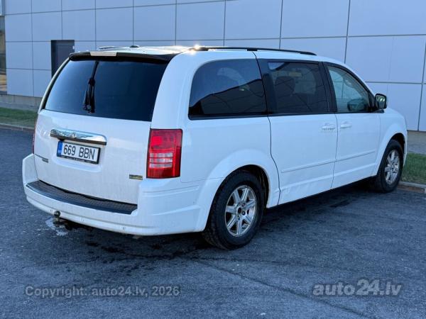 Balts Chrysler town-&-country 2008 Tartu, ar dzinēja tilpumu 3.30 L un nobraukumu 180 tūkst. km par 2300 €, foto 4 vietnē AUTOMOTO.COM.LV