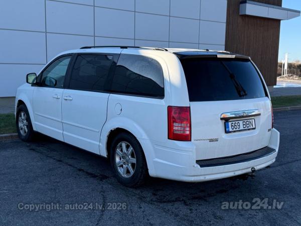 Balts Chrysler town-&-country 2008 Tartu, ar dzinēja tilpumu 3.30 L un nobraukumu 180 tūkst. km par 2300 €, foto 6 vietnē AUTOMOTO.COM.LV