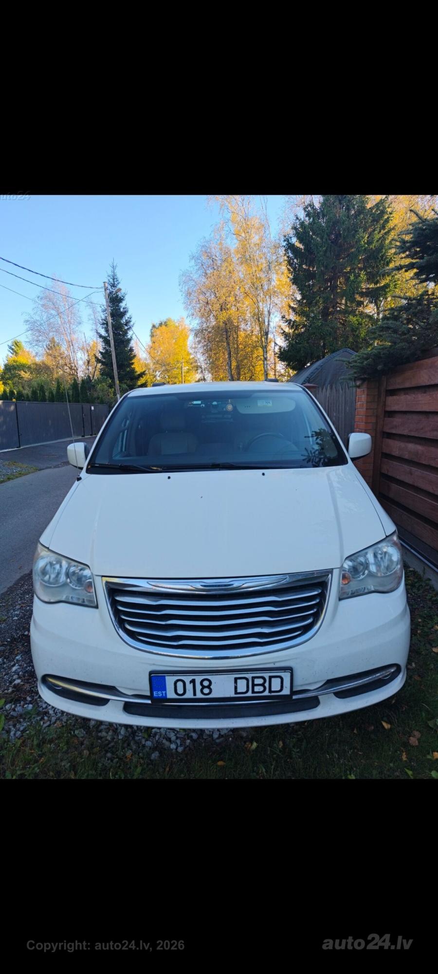 White Chrysler town-&-country 2012 in Tallinn, with an engine capacity of 3.60 L and mileage of 221 thousand km for 7499 €, photo 1 on AUTOMOTO.COM.LV