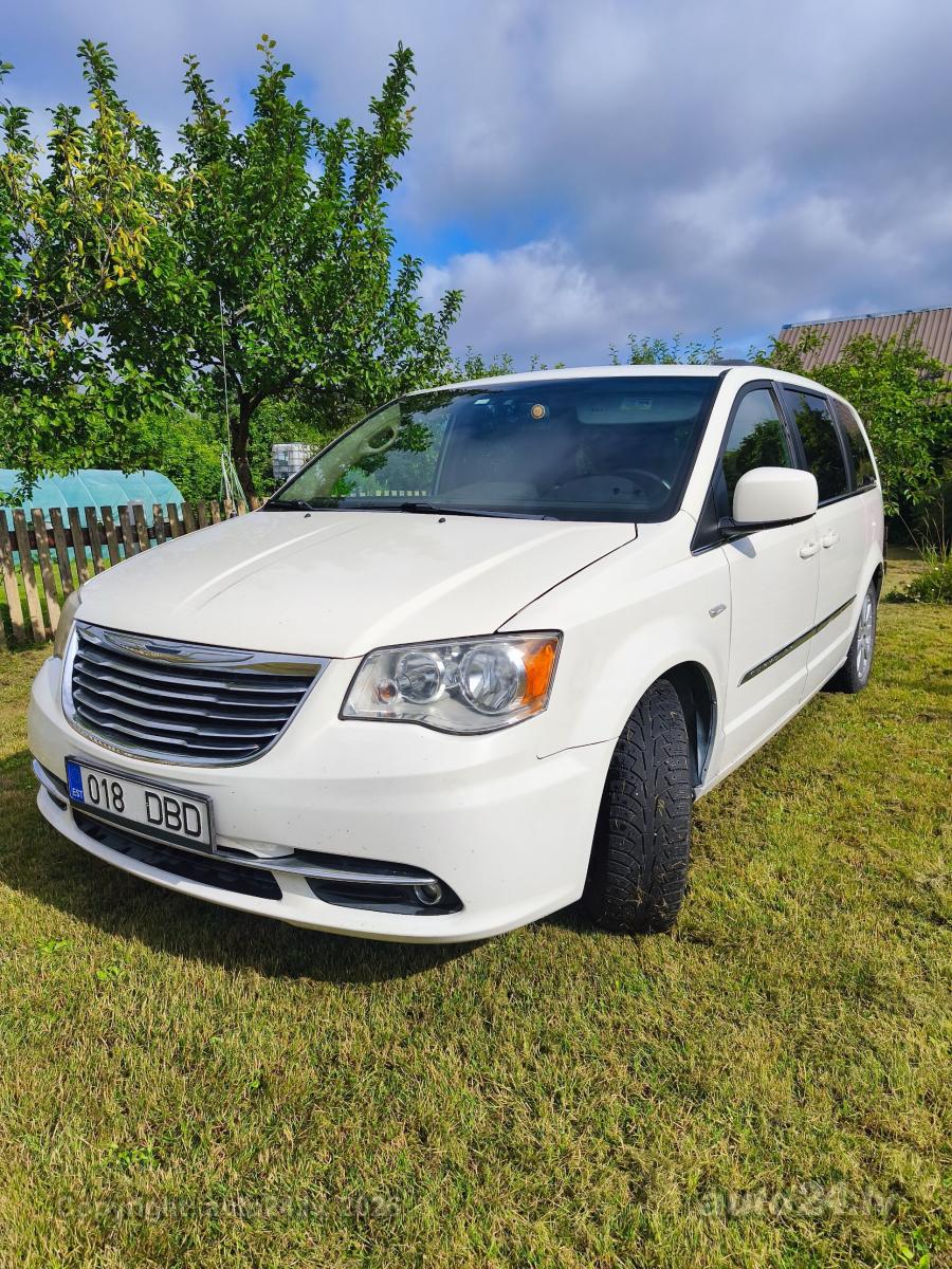 White Chrysler town-&-country 2012 in Tallinn, with an engine capacity of 3.60 L and mileage of 221 thousand km for 7499 €, photo 3 on AUTOMOTO.COM.LV