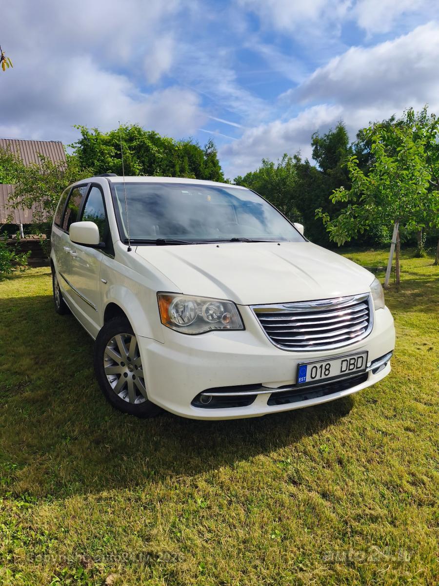 White Chrysler town-&-country 2012 in Tallinn, with an engine capacity of 3.60 L and mileage of 221 thousand km for 7499 €, photo 4 on AUTOMOTO.COM.LV