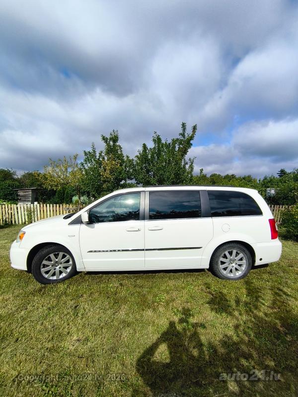Chrysler town-&-country 2012 Tallina vietnē Balts Chrysler town-&-country 2012 Tallina, ar dzinēja tilpumu 3.60 L un nobraukumu 221 tūkst. km par 7499 €, foto 5 vietnē AUTOMOTO.COM.LV