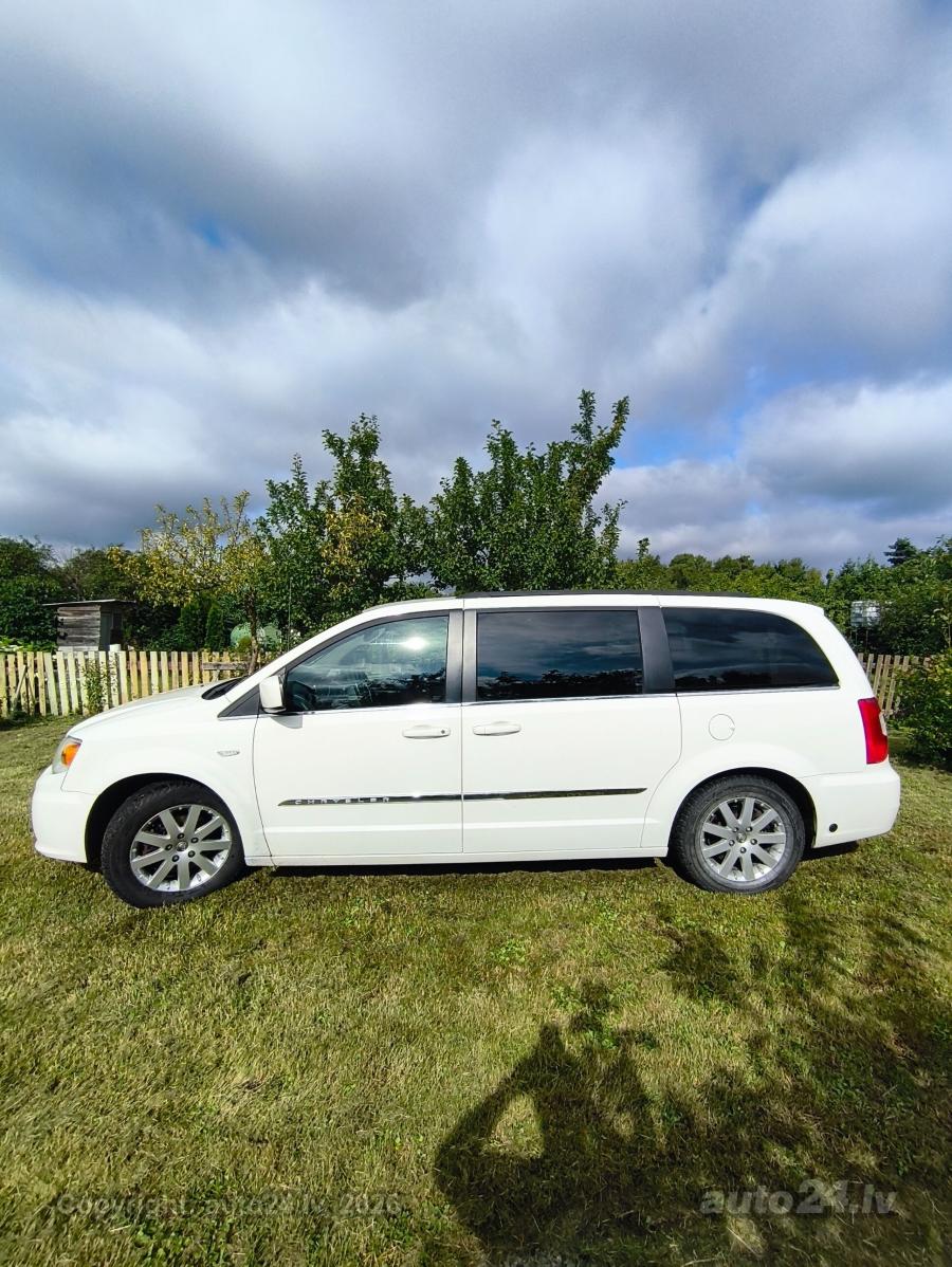 White Chrysler town-&-country 2012 in Tallinn, with an engine capacity of 3.60 L and mileage of 221 thousand km for 7499 €, photo 5 on AUTOMOTO.COM.LV