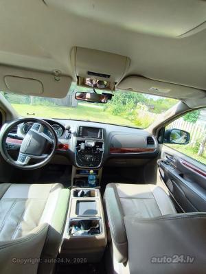 White Chrysler town-&-country 2012 in Tallinn, with an engine capacity of 3.60 L and mileage of 221 thousand km for 7499 €, photo 8 on AUTOMOTO.COM.LV