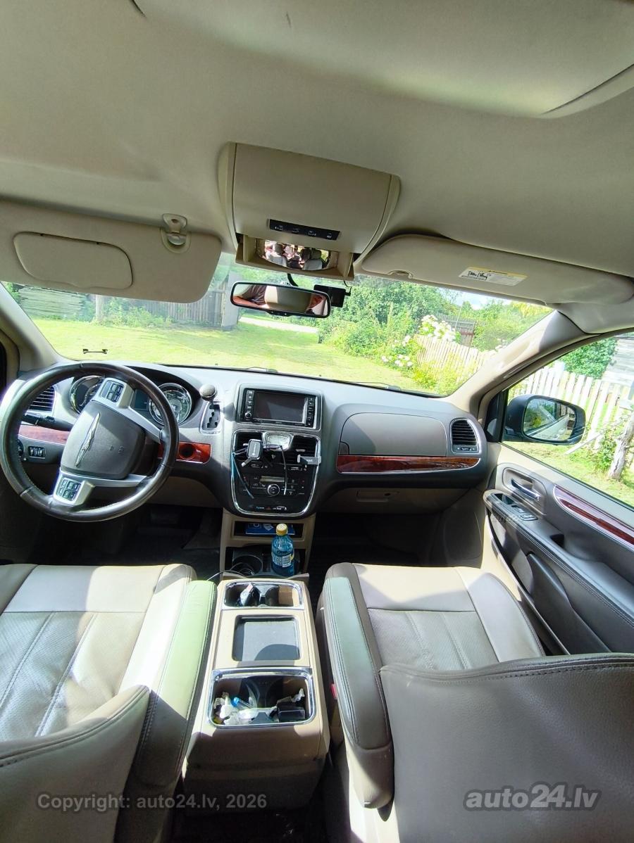 White Chrysler town-&-country 2012 in Tallinn, with an engine capacity of 3.60 L and mileage of 221 thousand km for 7499 €, photo 8 on AUTOMOTO.COM.LV