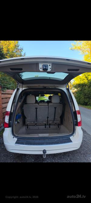 White Chrysler town-&-country 2012 in Tallinn, with an engine capacity of 3.60 L and mileage of 221 thousand km for 7499 €, photo 10 on AUTOMOTO.COM.LV
