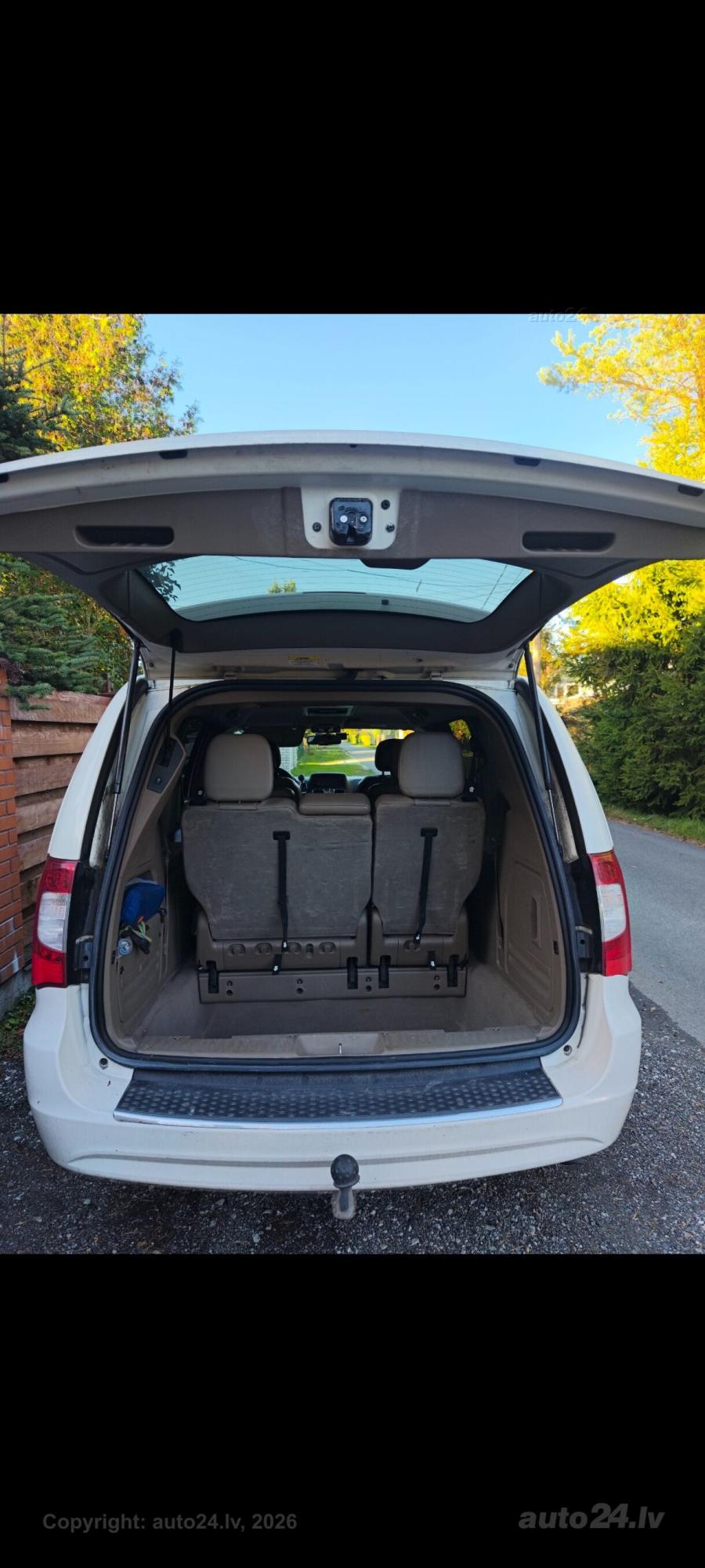 White Chrysler town-&-country 2012 in Tallinn, with an engine capacity of 3.60 L and mileage of 221 thousand km for 7499 €, photo 10 on AUTOMOTO.COM.LV