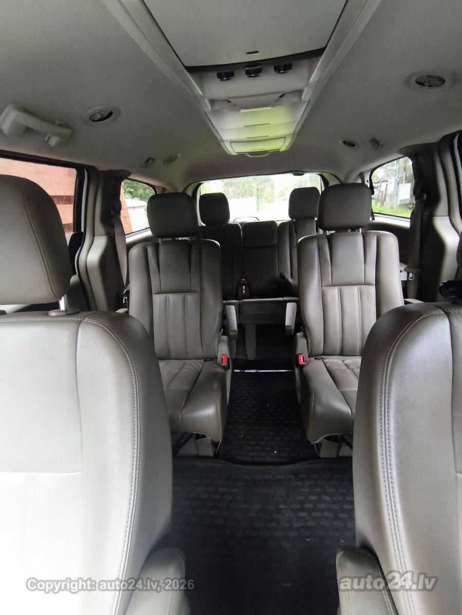 White Chrysler town-&-country 2012 in Tallinn, with an engine capacity of 3.60 L and mileage of 221 thousand km for 7499 €, photo 11 on AUTOMOTO.COM.LV