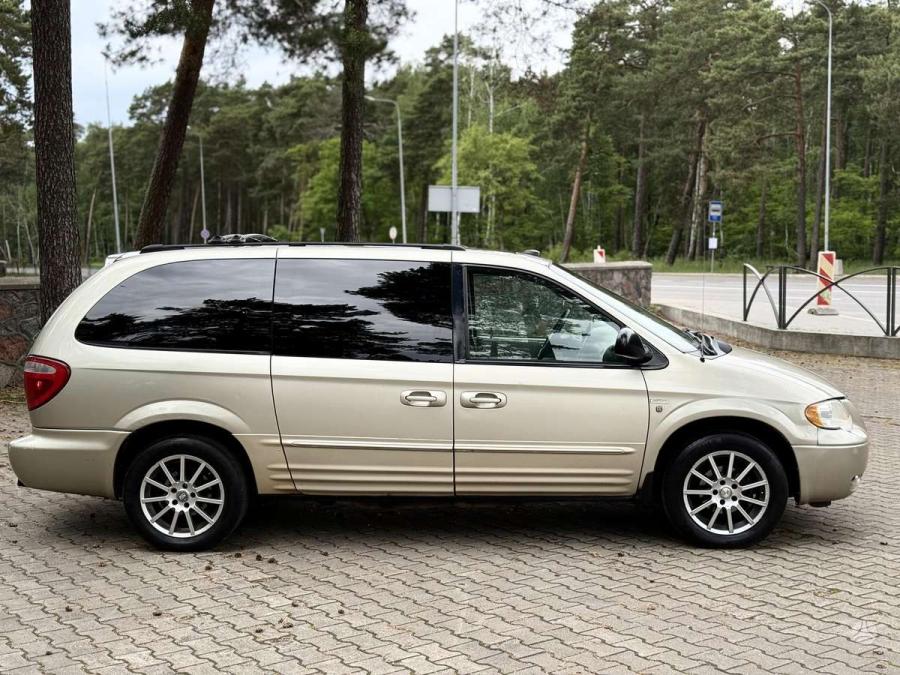 Yellow Chrysler town-&-country 2007 in Klaipeda, with an engine capacity of 3.80 L and mileage of 243 thousand km for 2200 €, photo 5 on AUTOMOTO.COM.LV