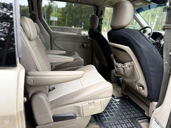 Yellow Chrysler town-&-country 2007 in Klaipeda, with an engine capacity of 3.80 L and mileage of 243 thousand km for 2200 €, photo 9 on AUTOMOTO.COM.LV