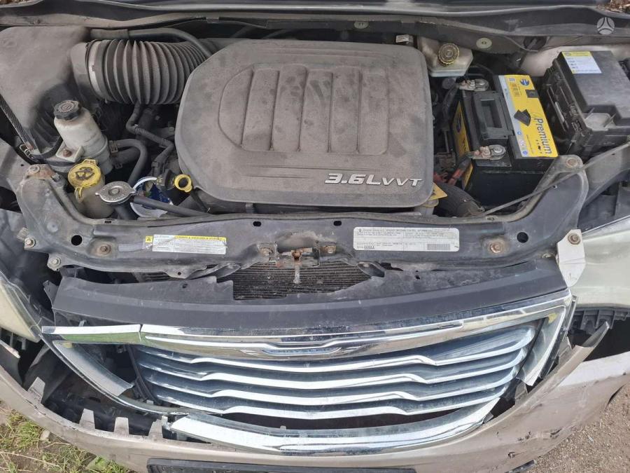 Yellow Chrysler town-&-country 2012 in Klaipeda, with an engine capacity of 3.60 L and mileage of 211 thousand km for 3500 €, photo 1 on AUTOMOTO.COM.LV