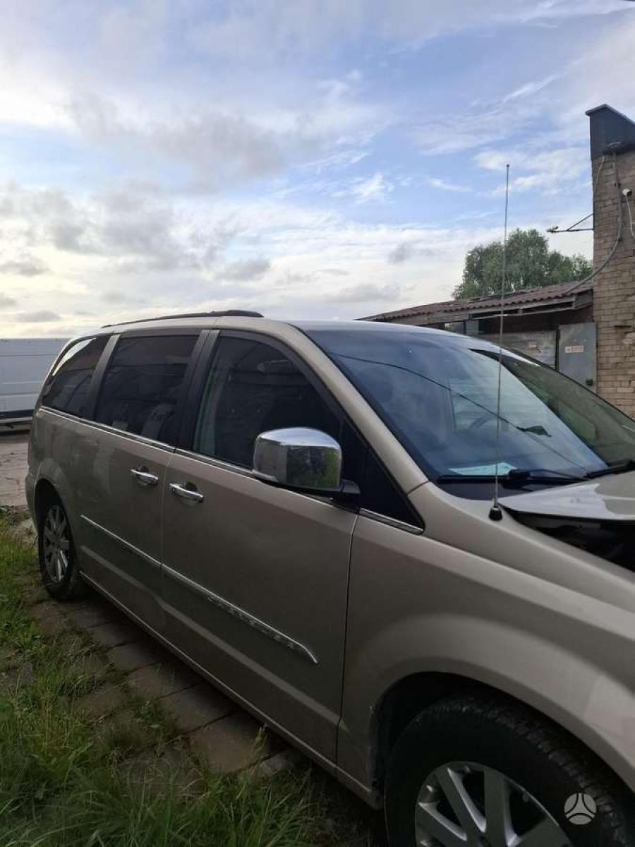 Yellow Chrysler town-&-country 2012 in Klaipeda, with an engine capacity of 3.60 L and mileage of 211 thousand km for 3500 €, photo 4 on AUTOMOTO.COM.LV