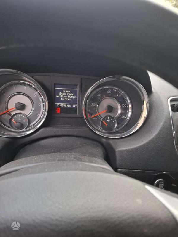 Dzeltens Chrysler town-&-country 2012 Klaipėda, ar dzinēja tilpumu 3.60 L un nobraukumu 211 tūkst. km par 3500 €, foto 4 vietnē AUTOMOTO.COM.LV