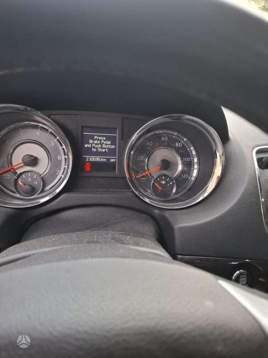 Yellow Chrysler town-&-country 2012 in Klaipeda, with an engine capacity of 3.60 L and mileage of 211 thousand km for 3500 €, photo 5 on AUTOMOTO.COM.LV