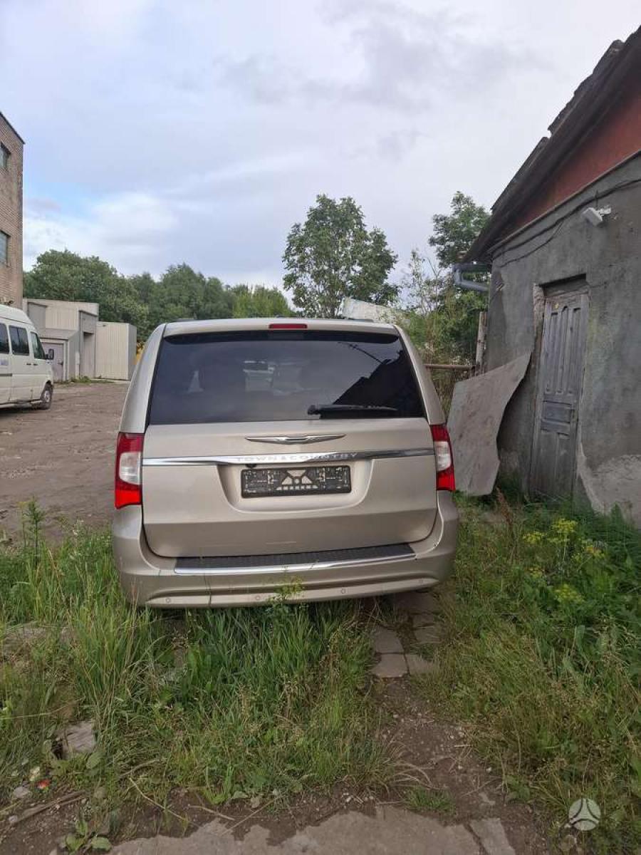 Yellow Chrysler town-&-country 2012 in Klaipeda, with an engine capacity of 3.60 L and mileage of 211 thousand km for 3500 €, photo 6 on AUTOMOTO.COM.LV