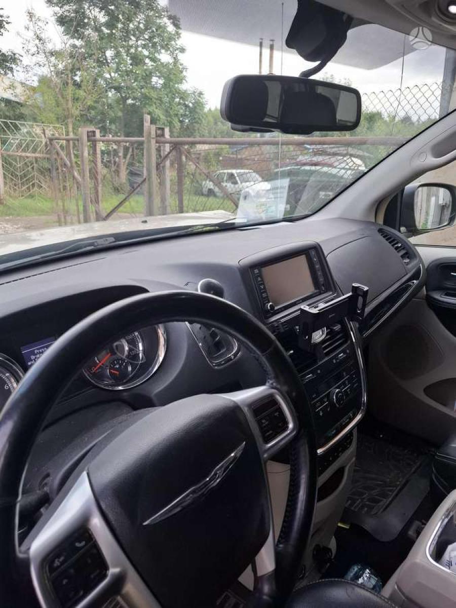 Yellow Chrysler town-&-country 2012 in Klaipeda, with an engine capacity of 3.60 L and mileage of 211 thousand km for 3500 €, photo 7 on AUTOMOTO.COM.LV