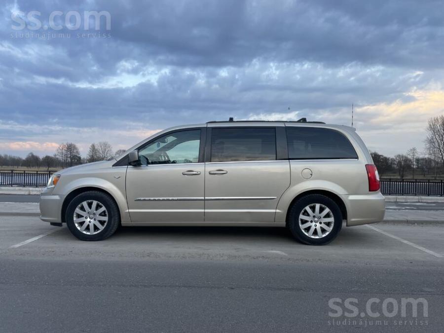 Dzeltens Chrysler town-&-country 2014 Rīga, ar dzinēja tilpumu 3.60 L un nobraukumu 251 tūkst. km par 8400 €, foto 5 vietnē AUTOMOTO.COM.LV