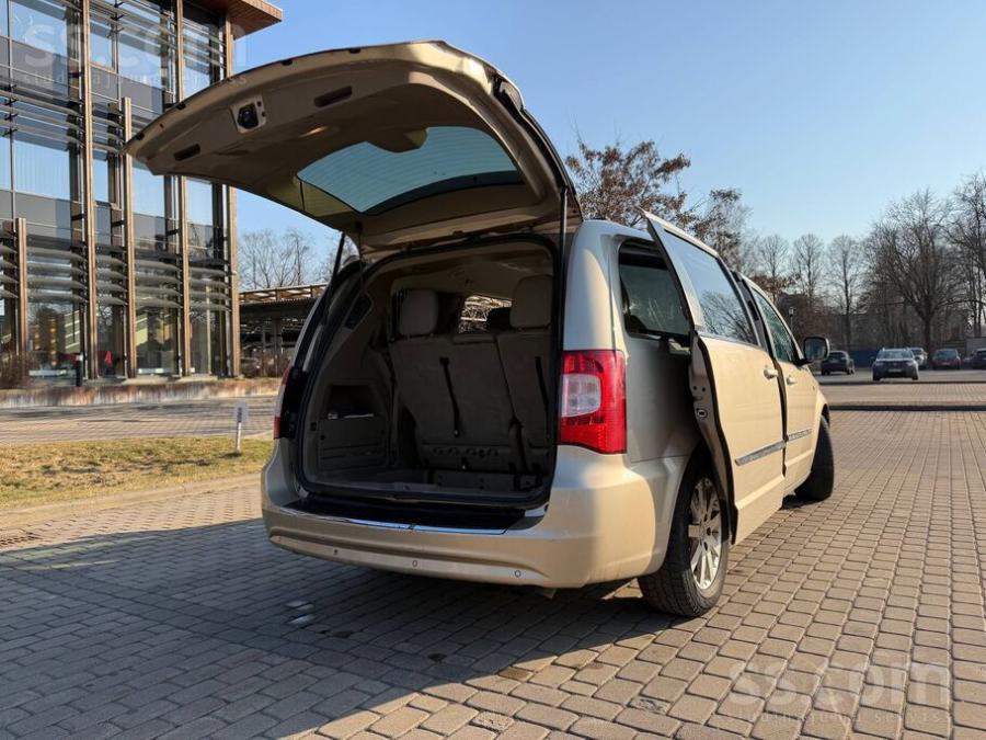 Dzeltens Chrysler town-&-country 2014 Rīga, ar dzinēja tilpumu 3.60 L un nobraukumu 251 tūkst. km par 8400 €, foto 12 vietnē AUTOMOTO.COM.LV