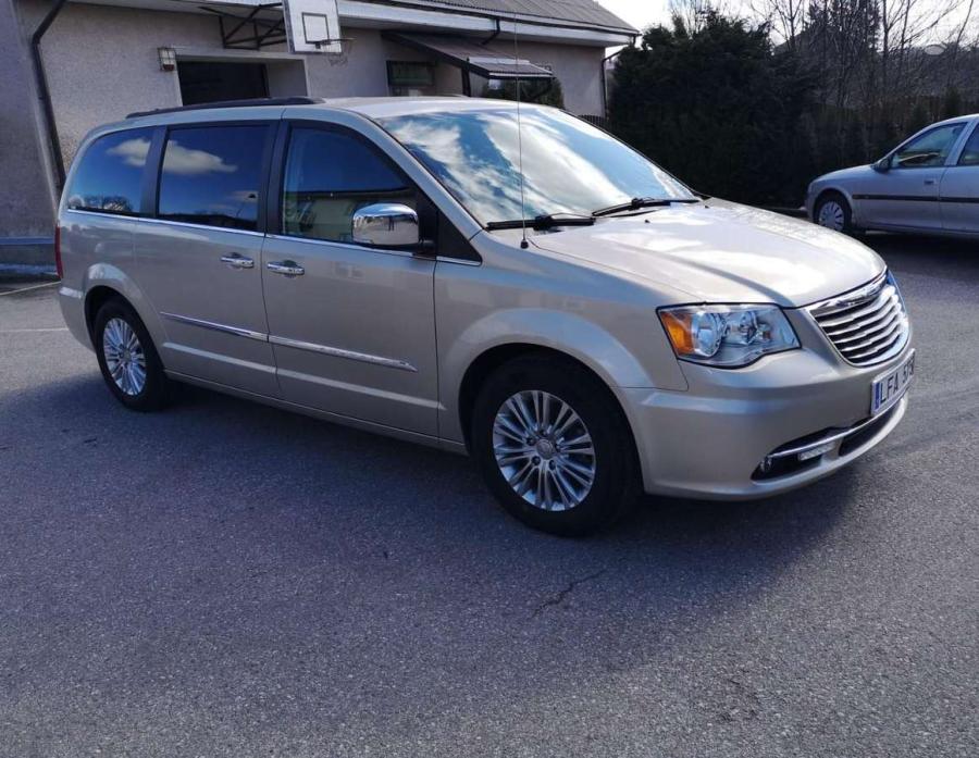 Yellow Chrysler town-&-country 2015 in Jurbarkas, with an engine capacity of 3.60 L and mileage of 131 thousand km for 8400 €, photo 1 on AUTOMOTO.COM.LV