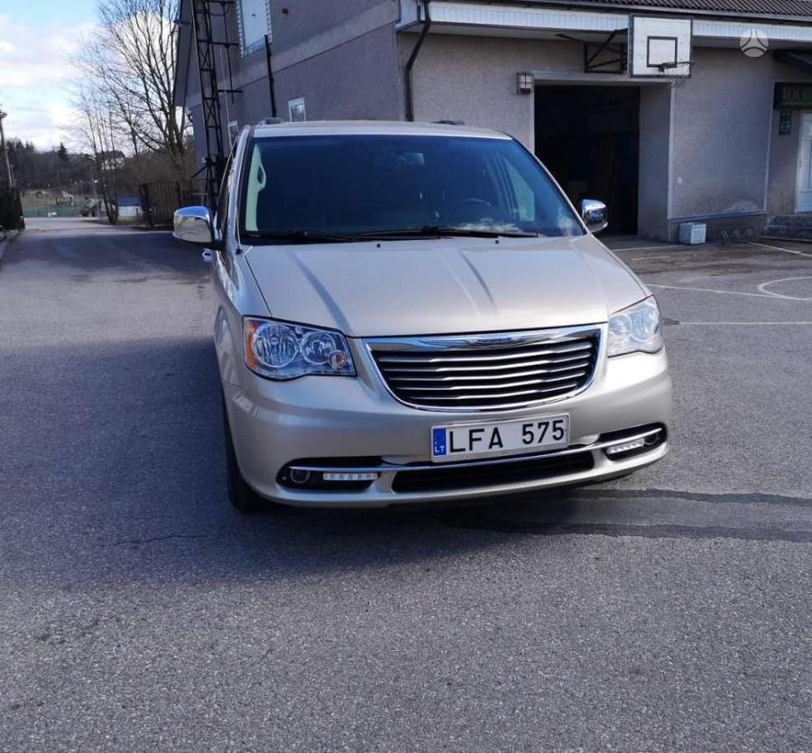 Yellow Chrysler town-&-country 2015 in Jurbarkas, with an engine capacity of 3.60 L and mileage of 131 thousand km for 8400 €, photo 3 on AUTOMOTO.COM.LV