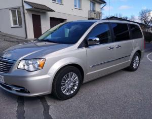 Yellow Chrysler town-&-country 2015 in Jurbarkas, with an engine capacity of 3.60 L and mileage of 131 thousand km for 8400 €, photo 4 on AUTOMOTO.COM.LV