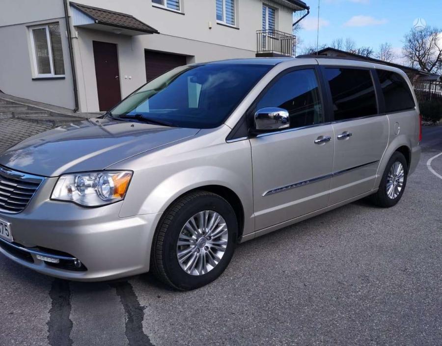 Yellow Chrysler town-&-country 2015 in Jurbarkas, with an engine capacity of 3.60 L and mileage of 131 thousand km for 8400 €, photo 4 on AUTOMOTO.COM.LV