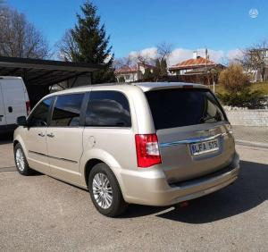 Yellow Chrysler town-&-country 2015 in Jurbarkas, with an engine capacity of 3.60 L and mileage of 131 thousand km for 8400 €, photo 5 on AUTOMOTO.COM.LV