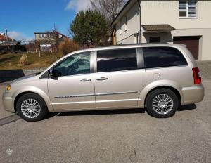 Yellow Chrysler town-&-country 2015 in Jurbarkas, with an engine capacity of 3.60 L and mileage of 131 thousand km for 8400 €, photo 7 on AUTOMOTO.COM.LV