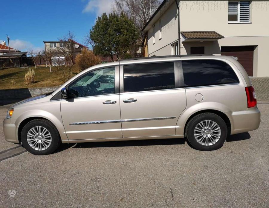 Yellow Chrysler town-&-country 2015 in Jurbarkas, with an engine capacity of 3.60 L and mileage of 131 thousand km for 8400 €, photo 7 on AUTOMOTO.COM.LV