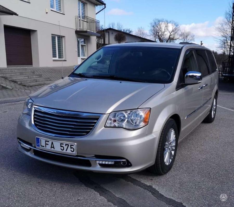 Yellow Chrysler town-&-country 2015 in Jurbarkas, with an engine capacity of 3.60 L and mileage of 131 thousand km for 8400 €, photo 10 on AUTOMOTO.COM.LV