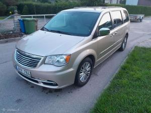 Yellow Chrysler town-&-country 2015 in Alytus, with an engine capacity of 3.60 L and mileage of 132 thousand km for 9000 €, photo 3 on AUTOMOTO.COM.LV