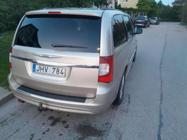 Yellow Chrysler town-&-country 2015 in Alytus, with an engine capacity of 3.60 L and mileage of 132 thousand km for 9000 €, photo 5 on AUTOMOTO.COM.LV