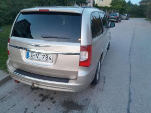 Yellow Chrysler town-&-country 2015 in Alytus, with an engine capacity of 3.60 L and mileage of 132 thousand km for 9000 €, photo 5 on AUTOMOTO.COM.LV