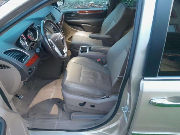 Yellow Chrysler town-&-country 2015 in Alytus, with an engine capacity of 3.60 L and mileage of 132 thousand km for 9000 €, photo 6 on AUTOMOTO.COM.LV