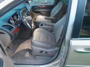 Yellow Chrysler town-&-country 2015 in Alytus, with an engine capacity of 3.60 L and mileage of 132 thousand km for 9000 €, photo 6 on AUTOMOTO.COM.LV
