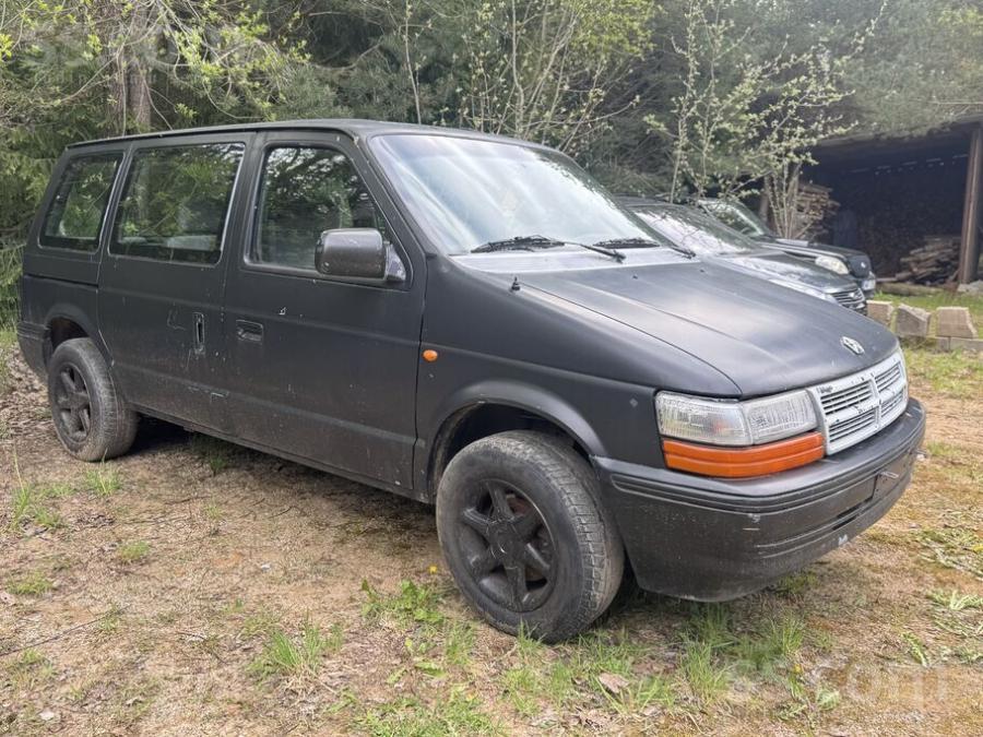 Melns Chrysler Voyager 1987 Kuldīga, ar dzinēja tilpumu 2.40 L un nobraukumu 237 tūkst. km par 650 €, foto 1 vietnē AUTOMOTO.COM.LV