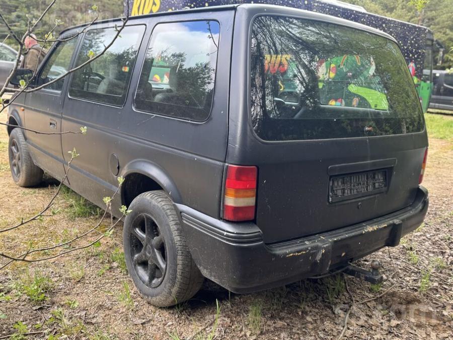 Melns Chrysler Voyager 1987 Kuldīga, ar dzinēja tilpumu 2.40 L un nobraukumu 237 tūkst. km par 650 €, foto 3 vietnē AUTOMOTO.COM.LV
