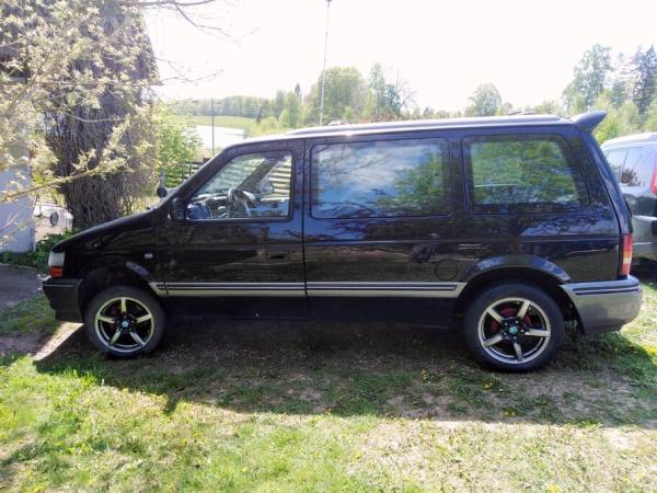 Black Chrysler Voyager 1994 in Kuldiga, with an engine capacity of 3.30 L and mileage of 317 thousand km for 750 €, photo 4 on AUTOMOTO.COM.LV