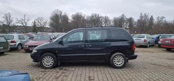 Melns Chrysler Voyager 1999 Valmiera, ar dzinēja tilpumu 2.50 L un nobraukumu 360 tūkst. km par 1400 €, foto 6 vietnē AUTOMOTO.COM.LV