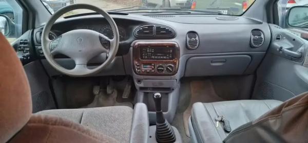 Melns Chrysler Voyager 1999 Valmiera, ar dzinēja tilpumu 2.50 L un nobraukumu 360 tūkst. km par 1400 €, foto 9 vietnē AUTOMOTO.COM.LV
