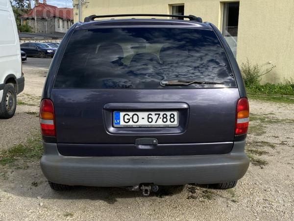 Black Chrysler Voyager 2000 in Riga, with an engine capacity of 2.40 L and mileage of 281 thousand km for 700 €, photo 3 on AUTOMOTO.COM.LV