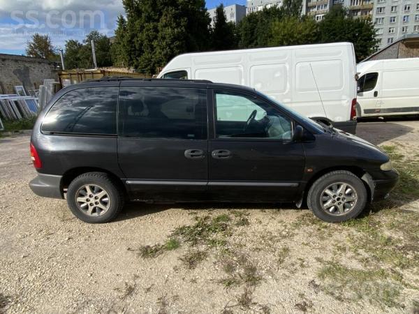 Black Chrysler Voyager 2000 in Riga, with an engine capacity of 2.40 L and mileage of 281 thousand km for 700 €, photo 4 on AUTOMOTO.COM.LV