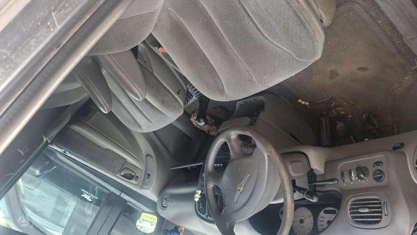 Melns Chrysler Voyager 2002 Kauņa, ar dzinēja tilpumu 2.40 L un nobraukumu 300 tūkst. km par 370 €, foto 6 vietnē AUTOMOTO.COM.LV