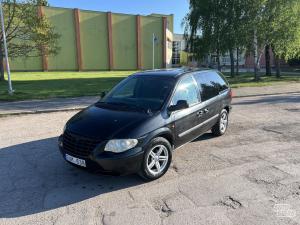 Melns Chrysler Voyager 2004 Šilutė, ar dzinēja tilpumu 2.50 L un nobraukumu 398 tūkst. km par 650 €, foto  vietnē AUTOMOTO.COM.LV