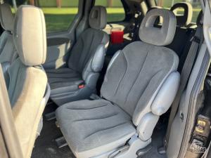 Black Chrysler Voyager 2004 in Silute, with an engine capacity of 2.50 L and mileage of 398 thousand km for 650 €, photo 11 on AUTOMOTO.COM.LV