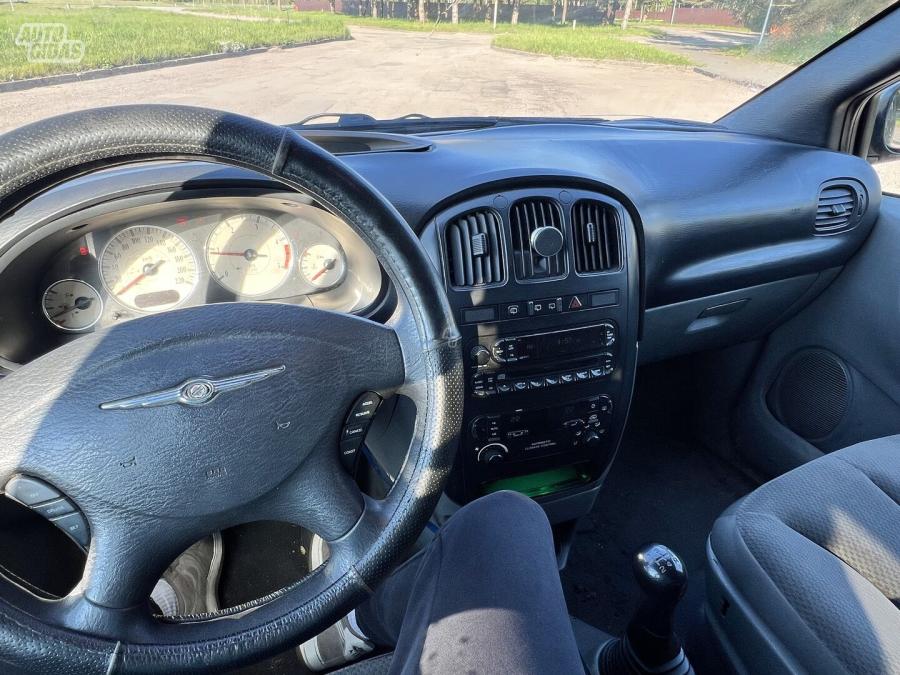 Black Chrysler Voyager 2004 in Silute, with an engine capacity of 2.50 L and mileage of 398 thousand km for 650 €, photo 13 on AUTOMOTO.COM.LV