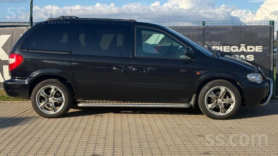 Black Chrysler Voyager 2004 in Liepaja, with an engine capacity of 2.50 L and mileage of 420 thousand km for 2350 €, photo 4 on AUTOMOTO.COM.LV