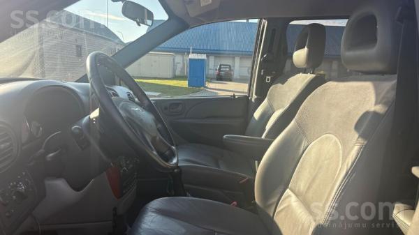 Black Chrysler Voyager 2004 in Liepaja, with an engine capacity of 2.50 L and mileage of 420 thousand km for 2350 €, photo 10 on AUTOMOTO.COM.LV