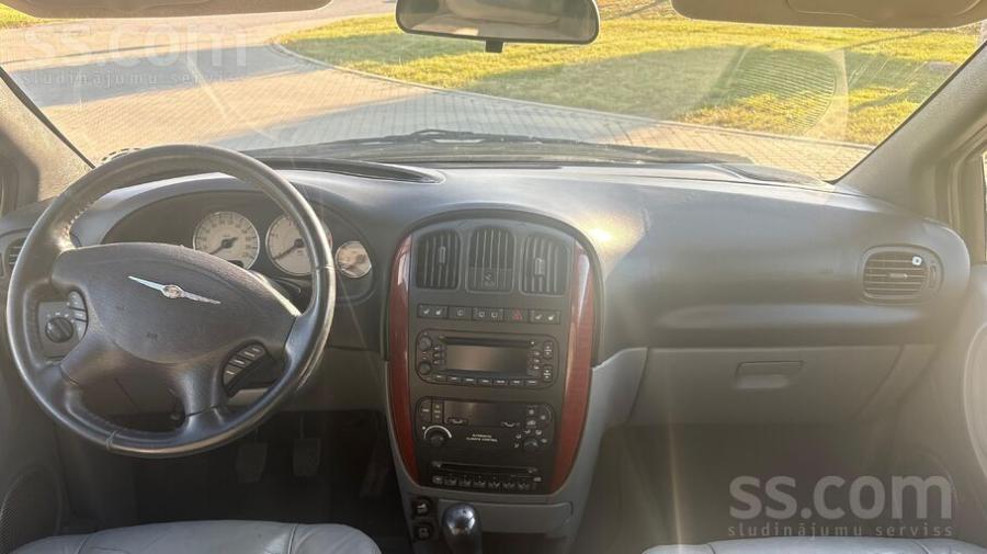 Black Chrysler Voyager 2004 in Liepaja, with an engine capacity of 2.50 L and mileage of 420 thousand km for 2350 €, photo 16 on AUTOMOTO.COM.LV